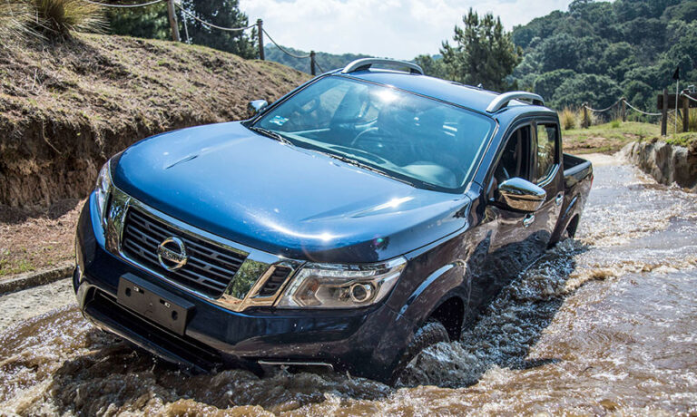 La Nissan NP300 amplió su gama con las versiones SE y XE