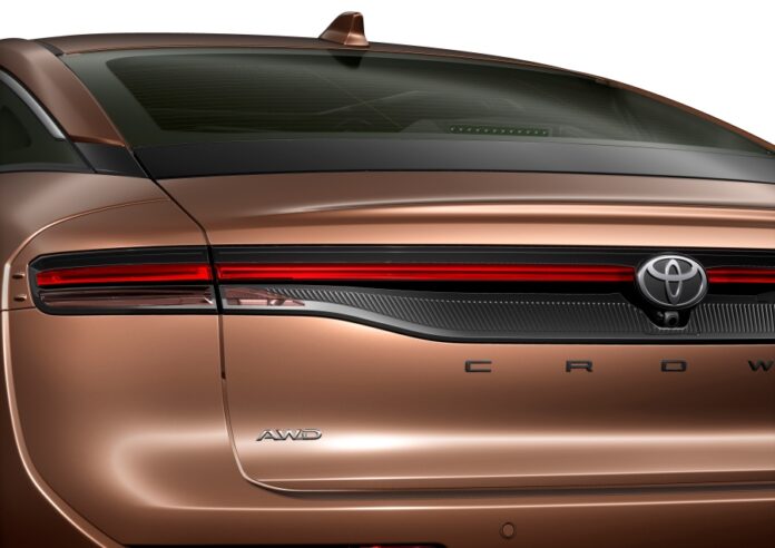 Toyota lanzó el Crown, un crossover turbo e híbrido